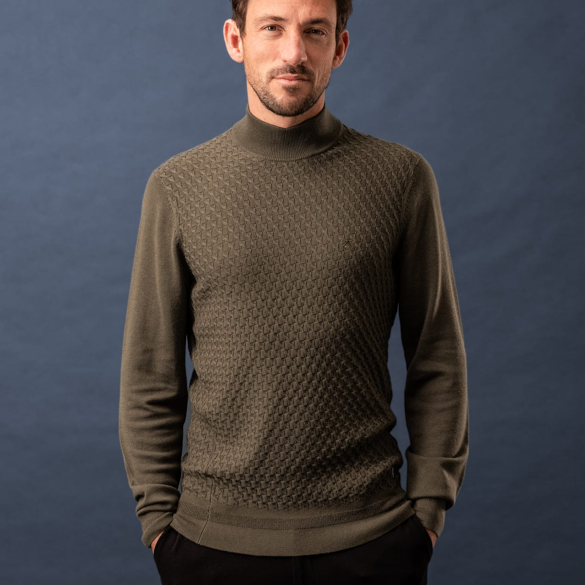 MERINO-LYOCELL TWIST CHECK TURTLE TRUI - ARMY – KOLLEKT
