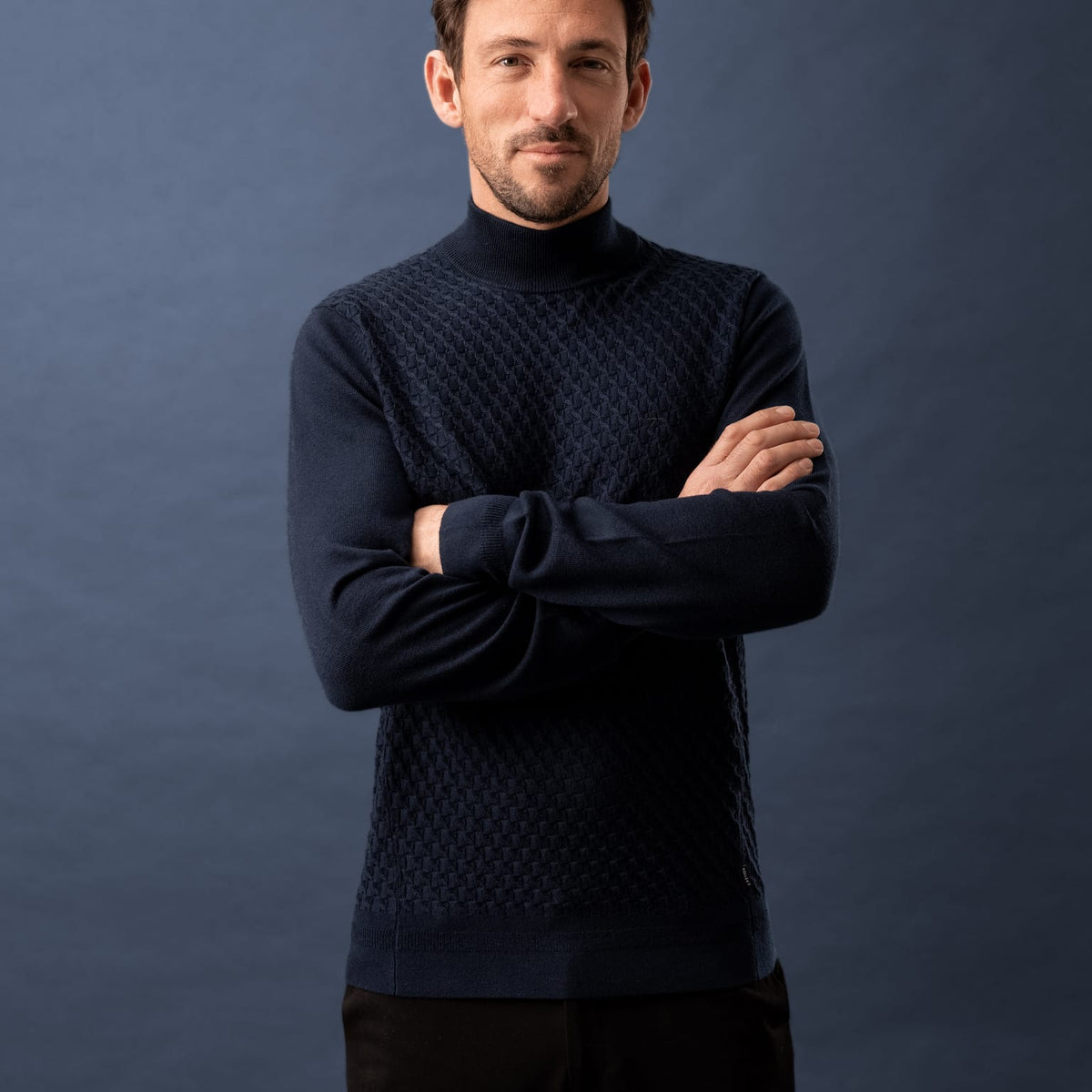 MERINO-LYOCELL TWIST CHECK TURTLE TRUI - NAVY – KOLLEKT