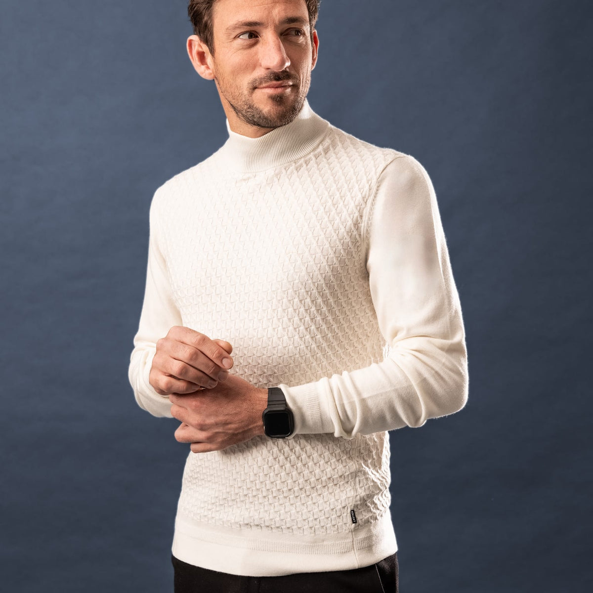 MERINO-LYOCELL TWIST CHECK TURTLE TRUI - OFF WHITE – KOLLEKT